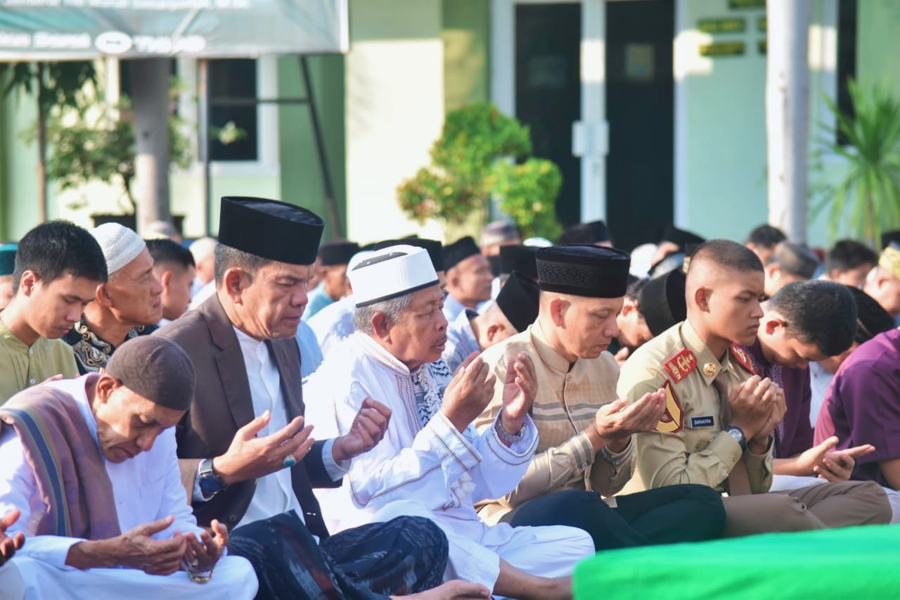 Jalin Kebersamaan, Danrem 043/Gatam Sholat Idul Adha Bersama Masyarakat ...
